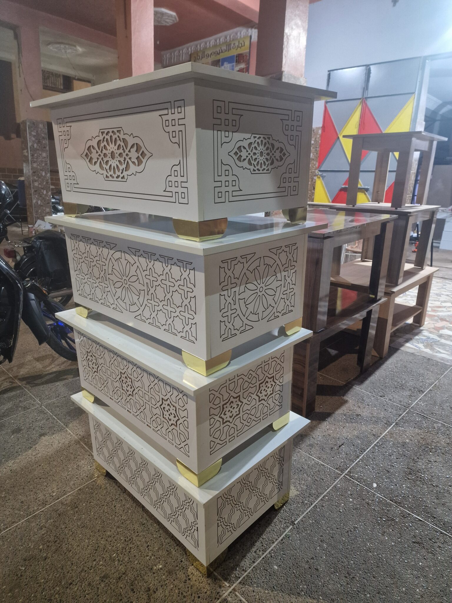 Table basse traditionnels avec un style moderne – Luxace Immo